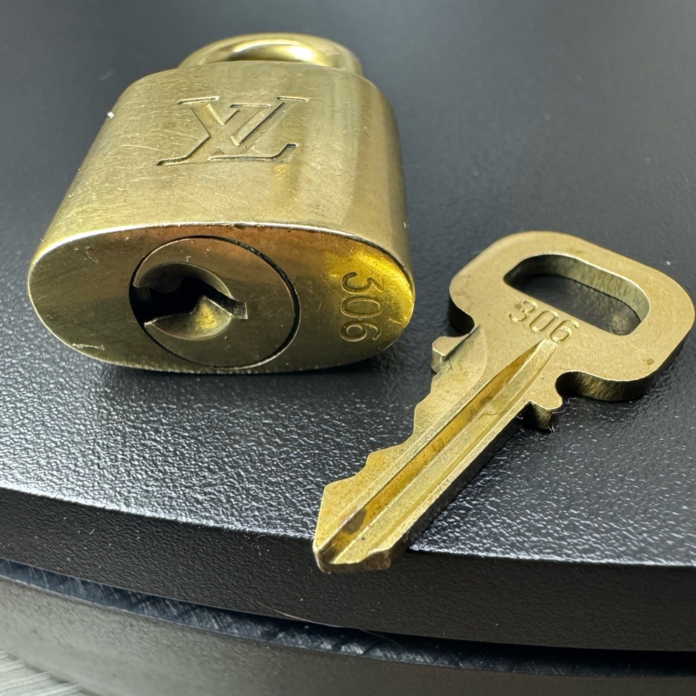 Louis Vuitton #306 Lock & Key - Gem